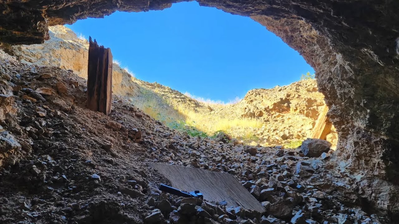 A desert mine + a 200-foot drop: 9 details that don’t add up