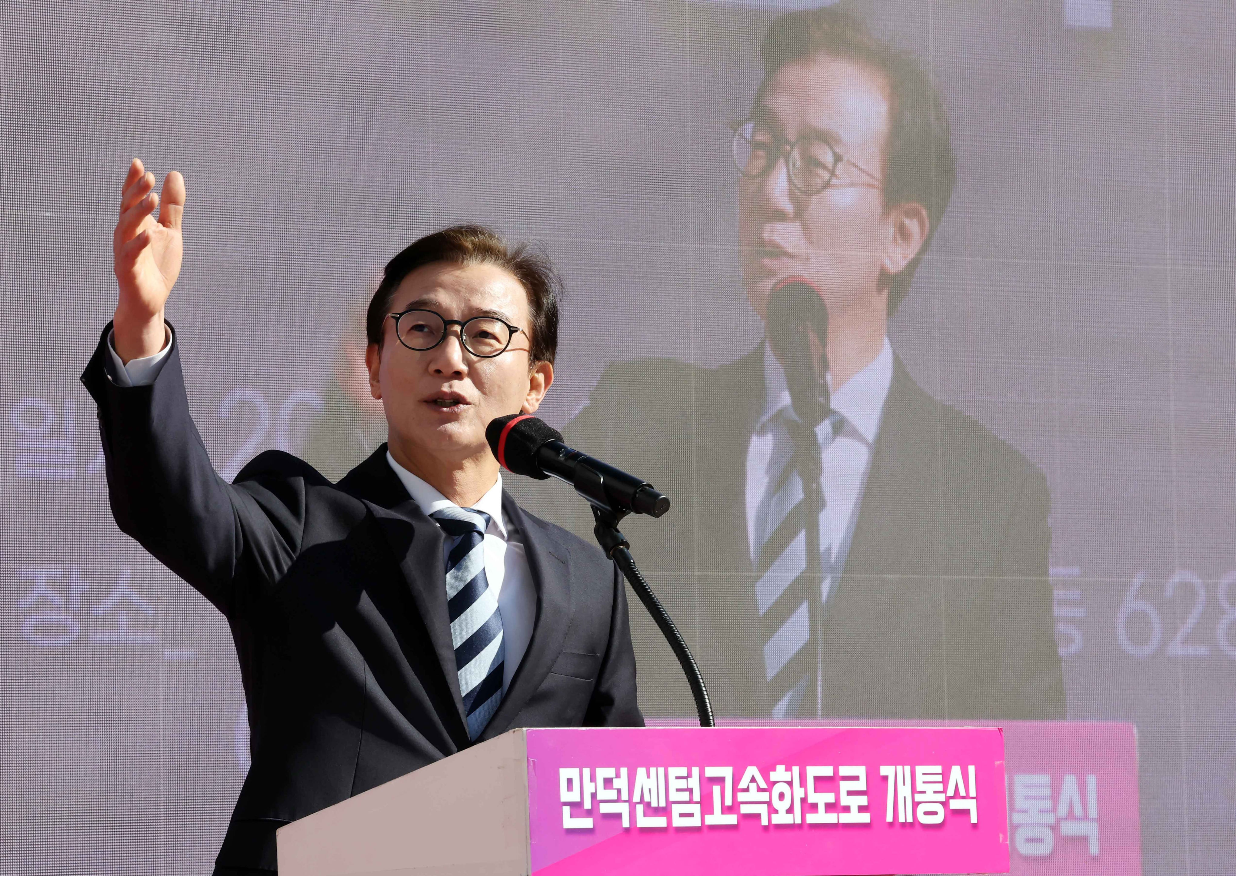 Chun Jae-soo announces Busan mayor bid