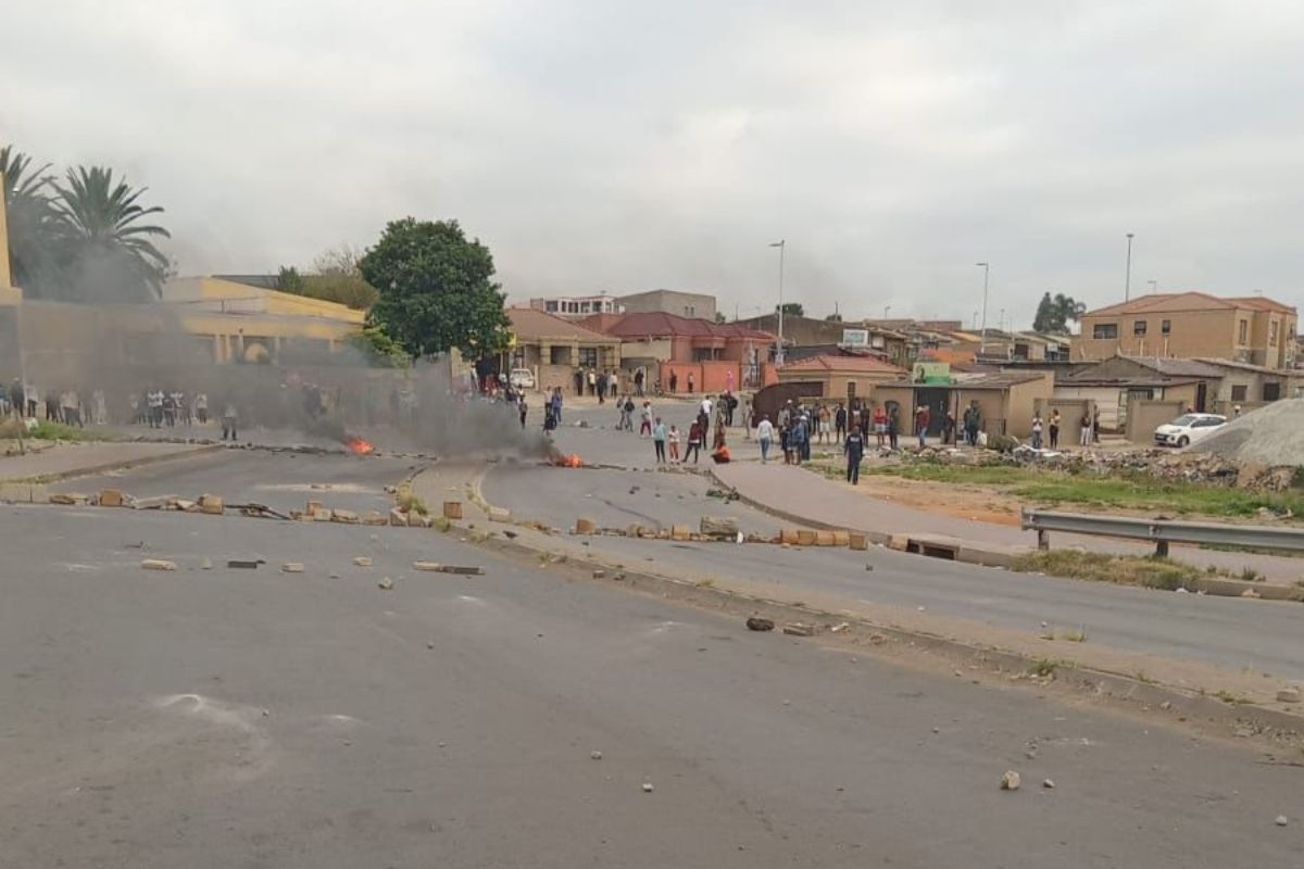 Tembisa residents barricade roads amid service delivery protest