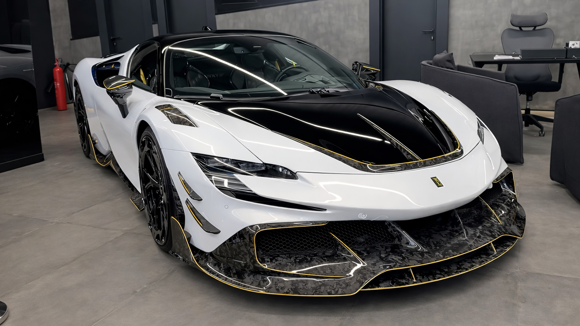 Mansory Ferrari van 1,5 miljoen dollar in een supercar-showroom