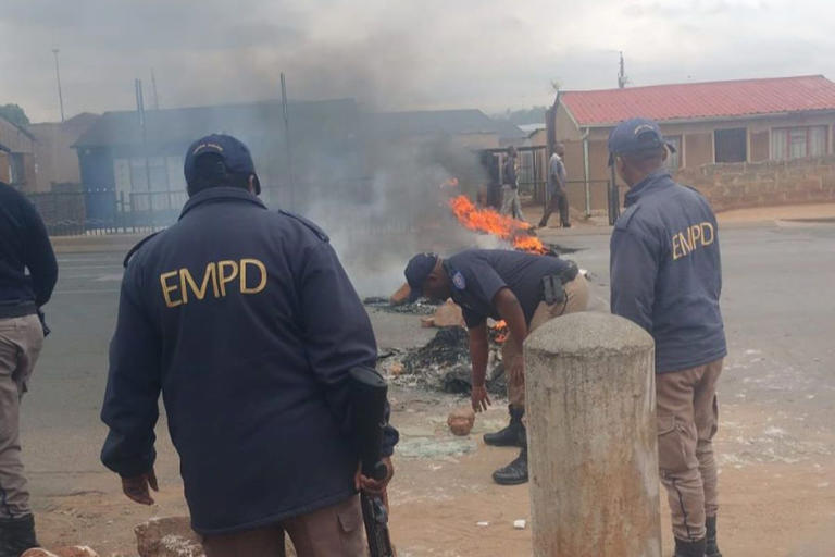Tembisa residents barricade roads amid service delivery protest