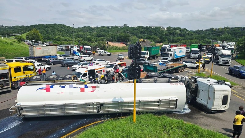 Horror crash on M7 near N2 ramp leaves two trapped, traffic at standstill