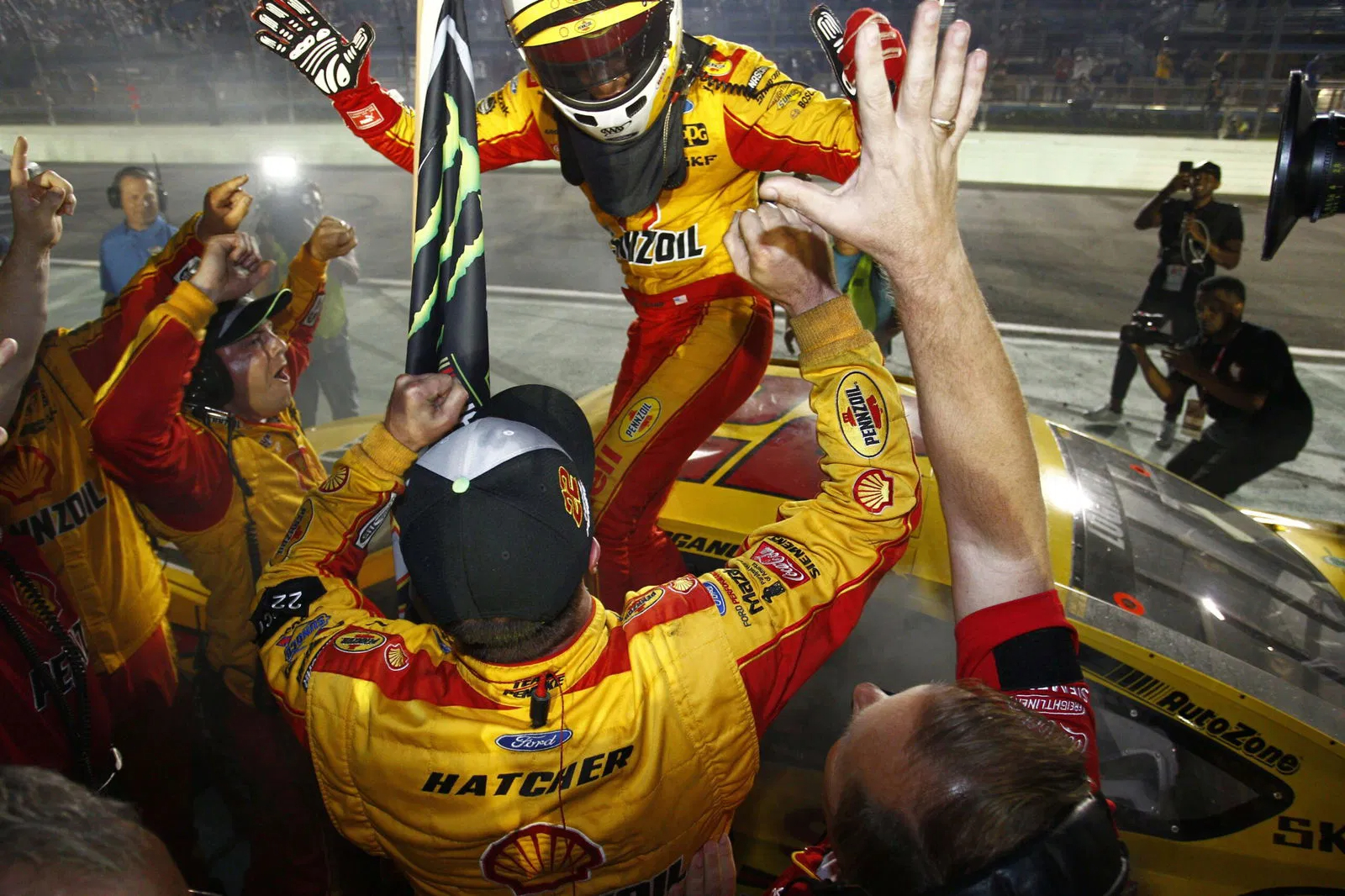17 NASCAR drivers reveal their favorite country singers: King Petty tops!