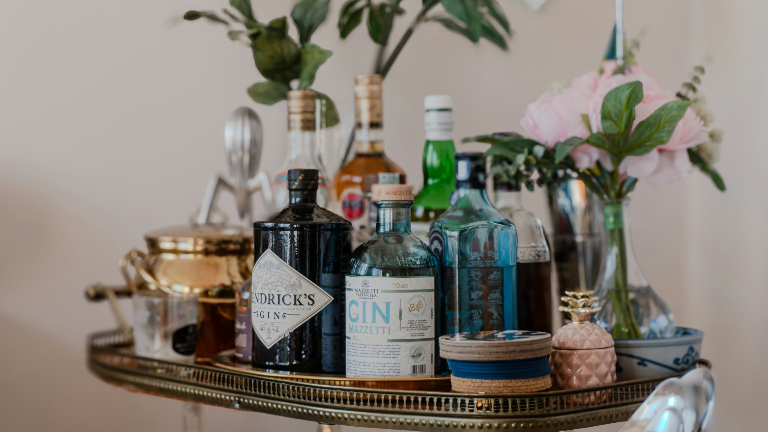 How to create a home bar for casual entertaining
