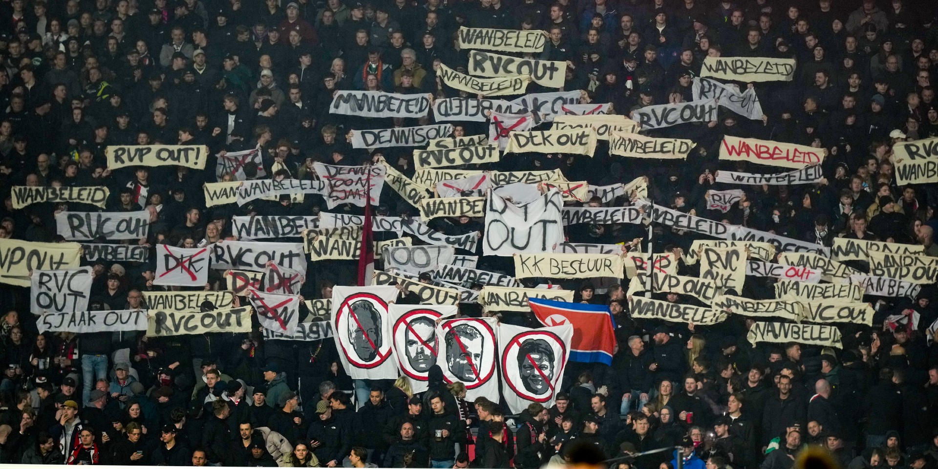 Feyenoord-fans tonen vernietigende spandoeken en Noord-Koreaanse vlag ...
