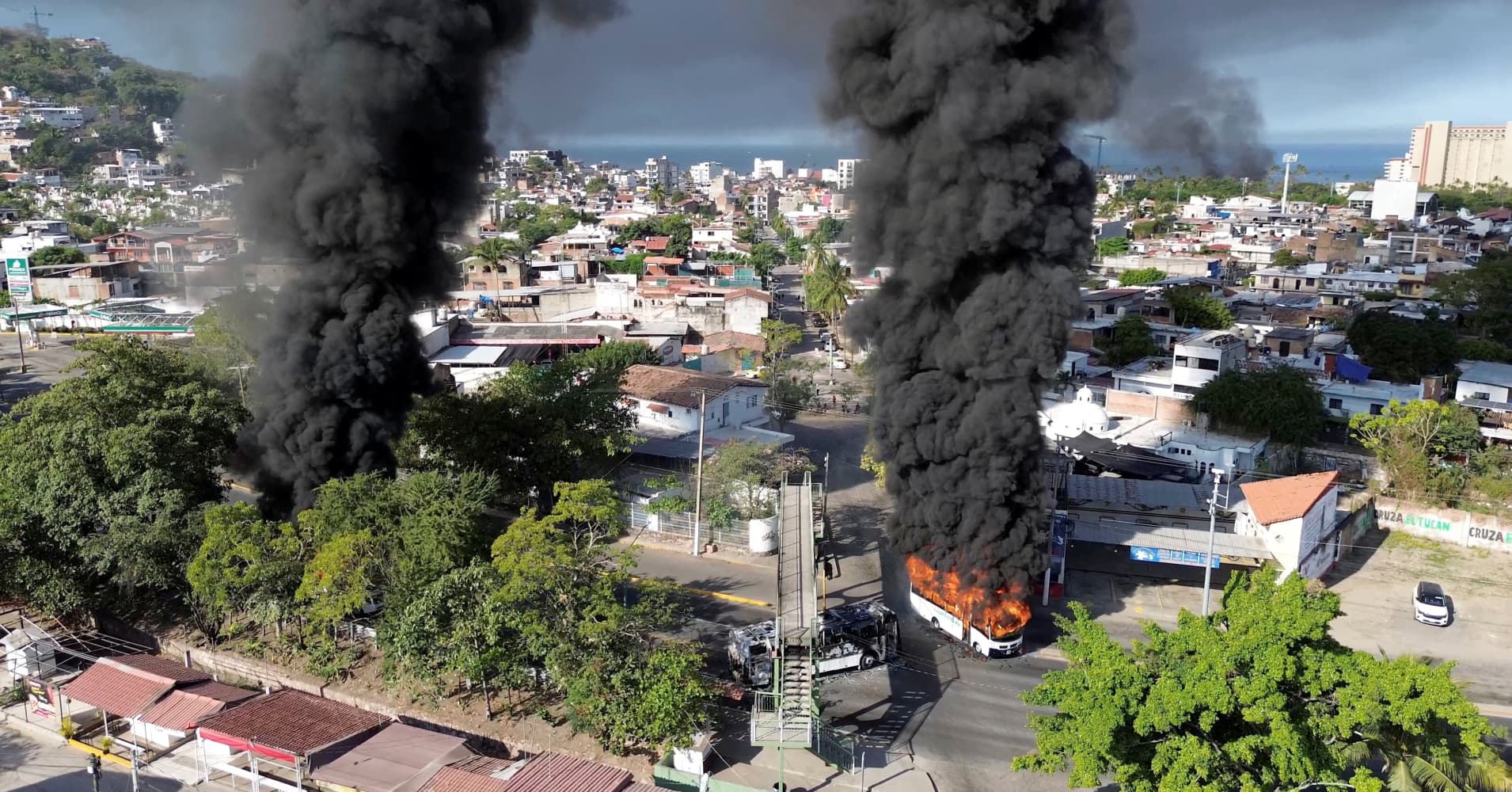 Airlines halt Puerto Vallarta flights after violence following Mexican ...