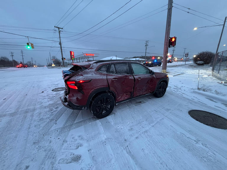 Two Michigan State Police troopers injured after driver runs red light