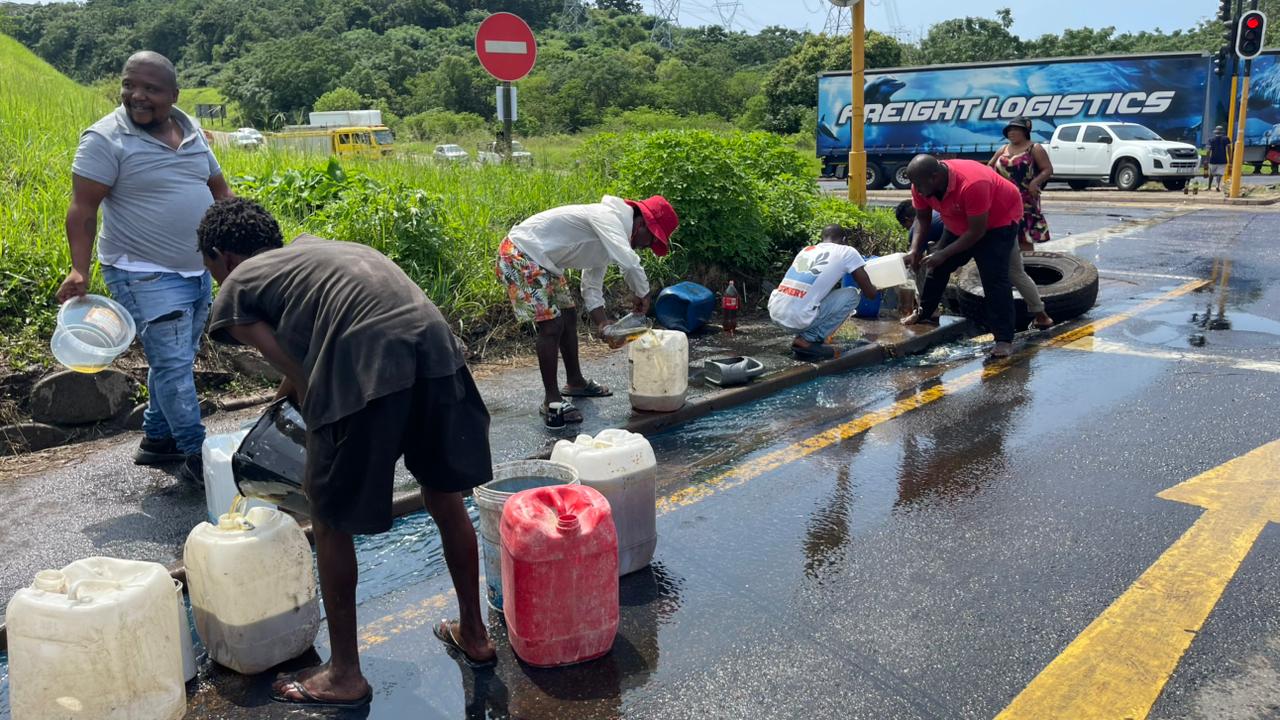 Locals loot diesel after Durban fuel tanker crash