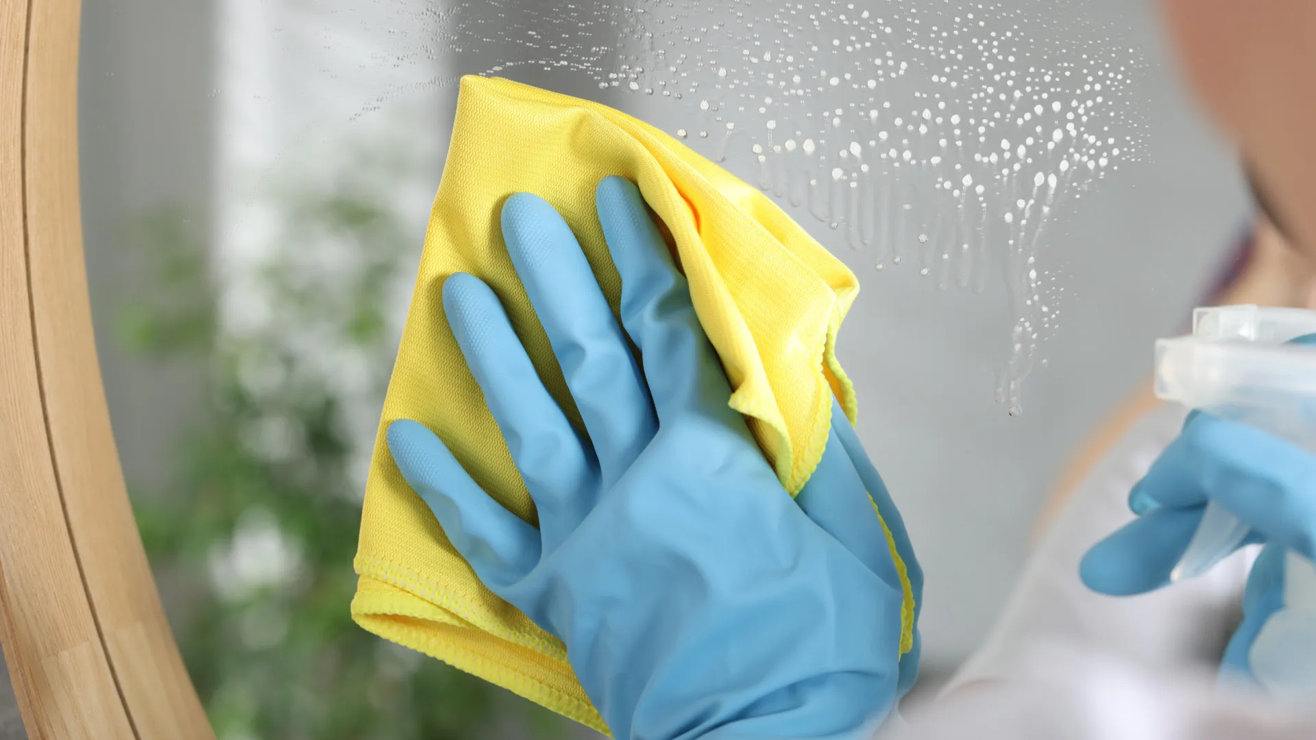 Esqueça o limpa-vidros! O truque simples que deixa os espelhos a brilhar
