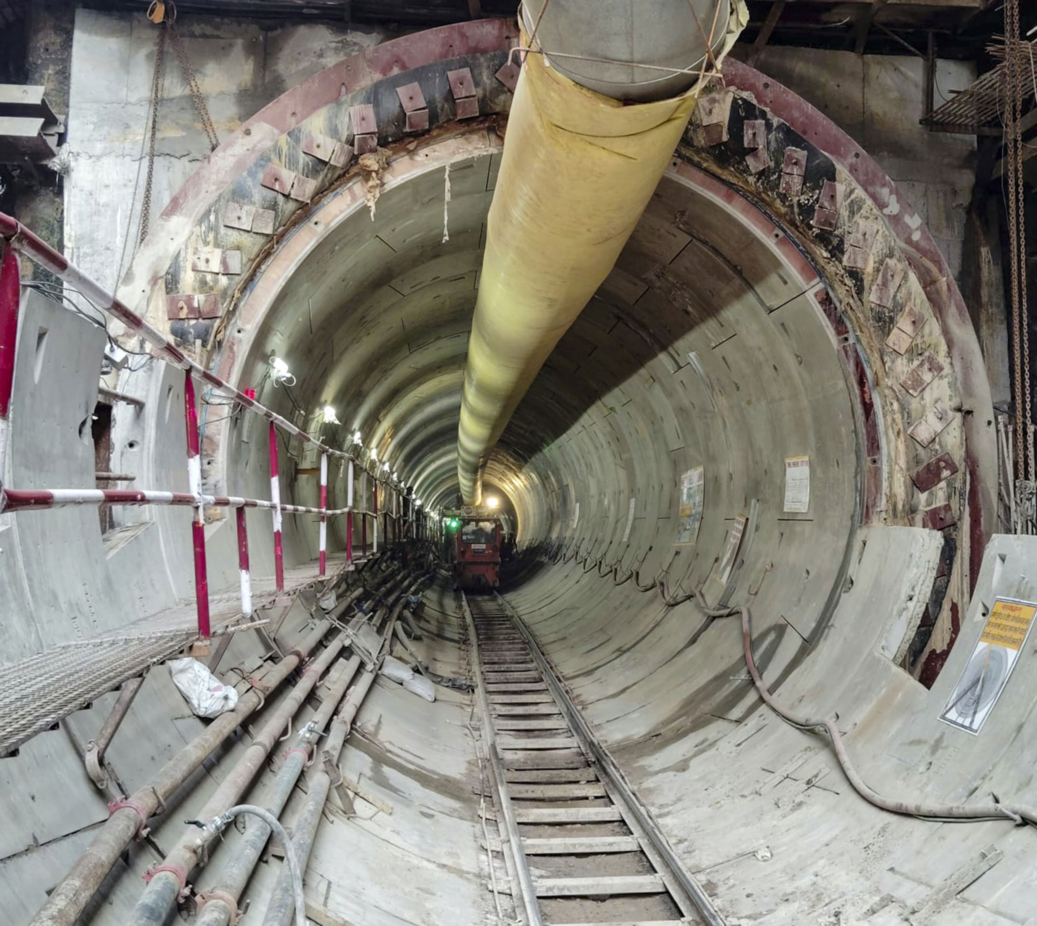 Without disruption, DMRC digs tunnel under operational railway line ...