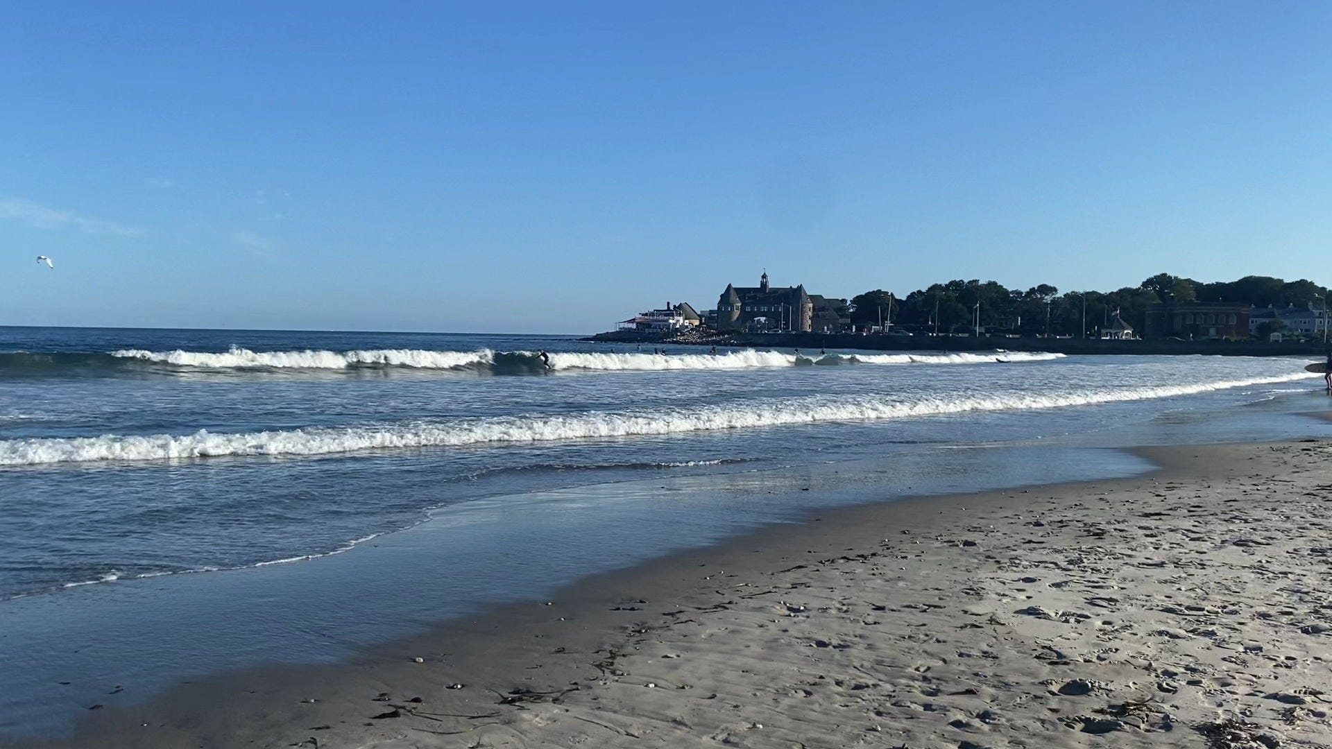 Chaos erupts as hundreds leave Narragansett beach at the same time