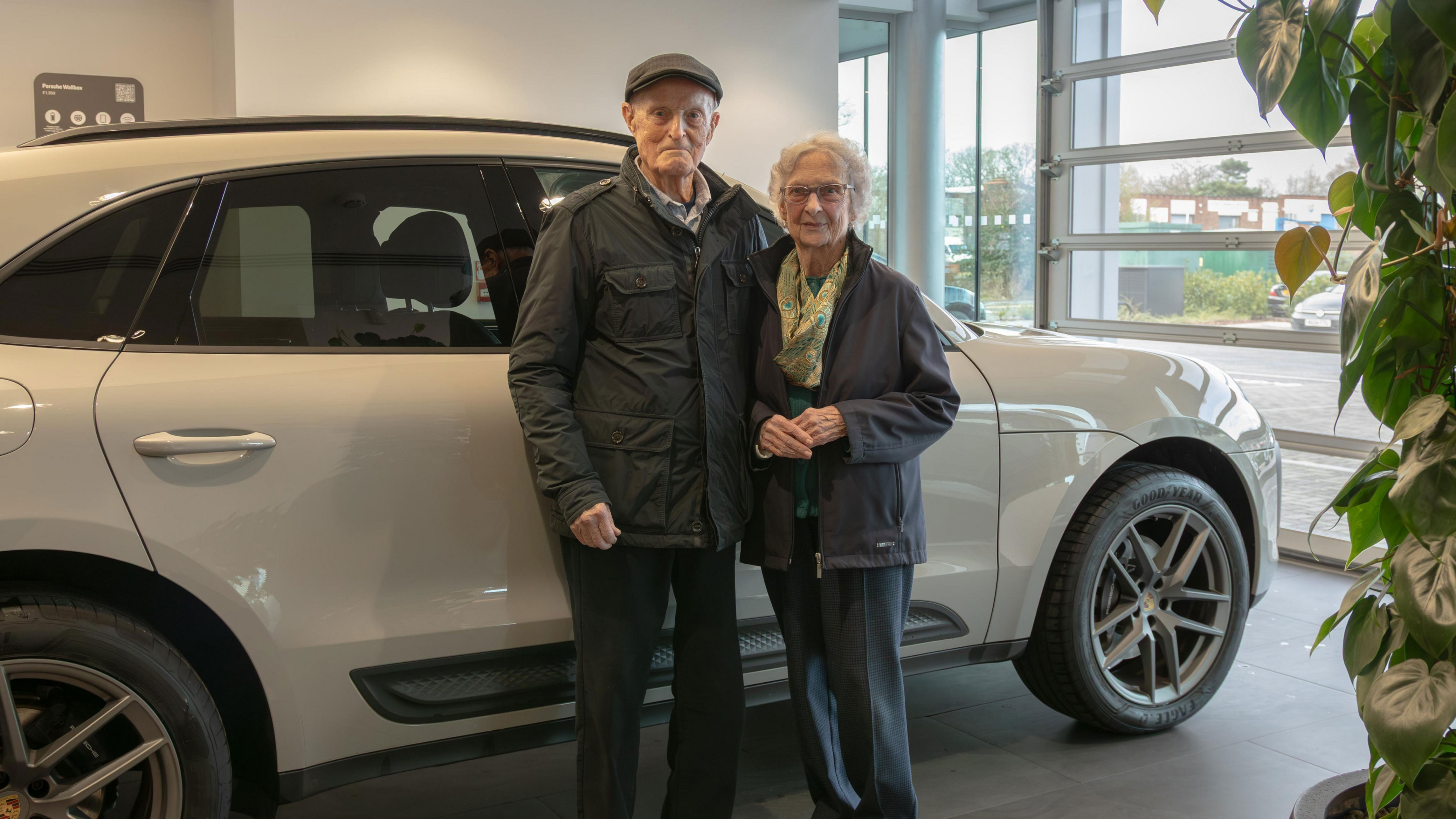 Brits echtpaar koopt ter ere van 70-jarig huwelijk alsnog de Porsche ...