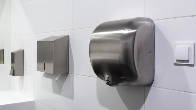 Nuvem de fezes. Microbiologista alerta para erro comum em WC públicos