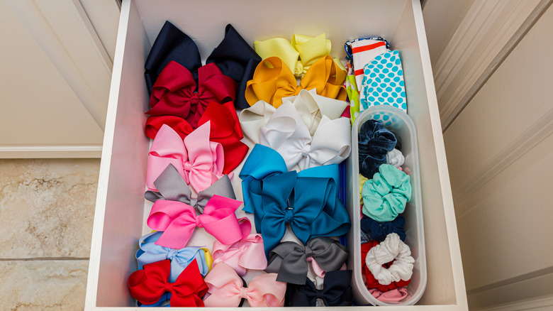 Keep hair bows and accessories organized with a curtain ring DIY