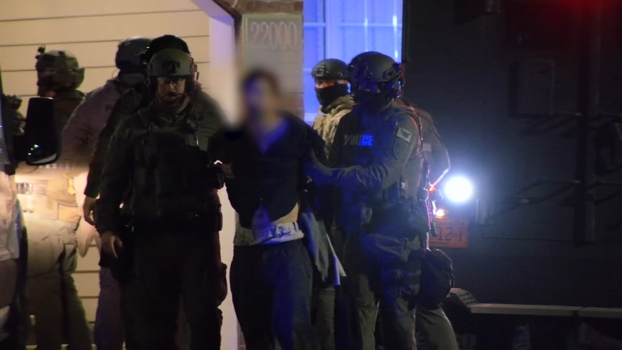 Man arrested after standoff at Cary apartment