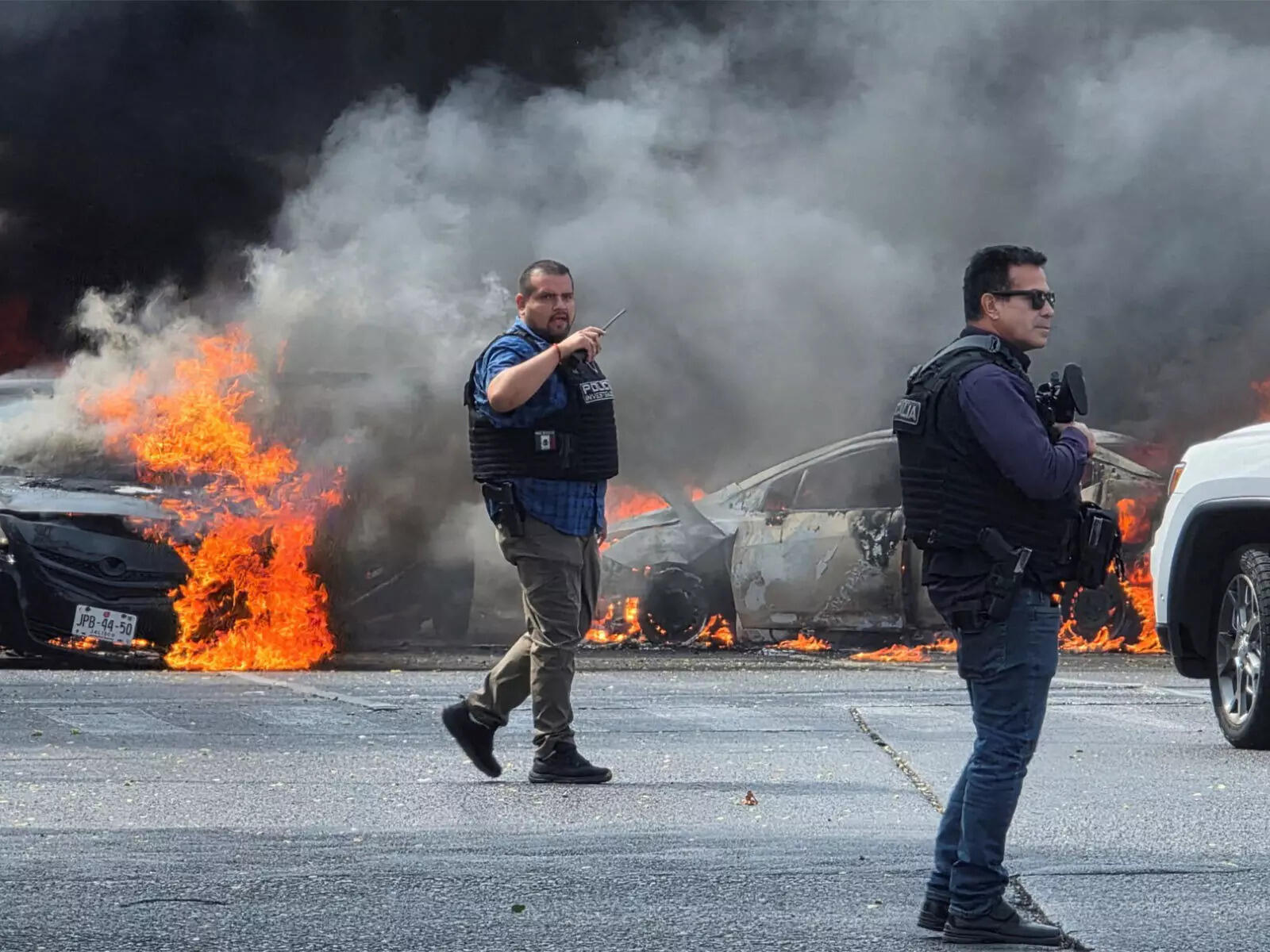 Videos of CJNG cartel members creating havoc in Mexico after El Mencho ...