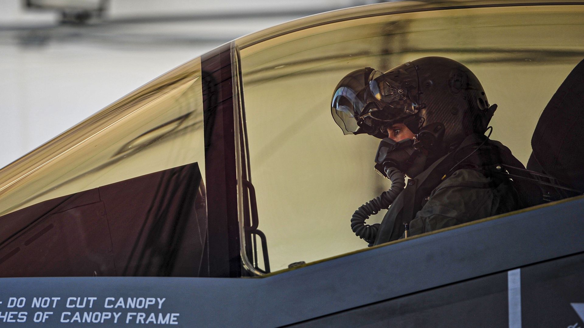 How F-35 pilots avoid situational blind spots using helmet-mounted displays