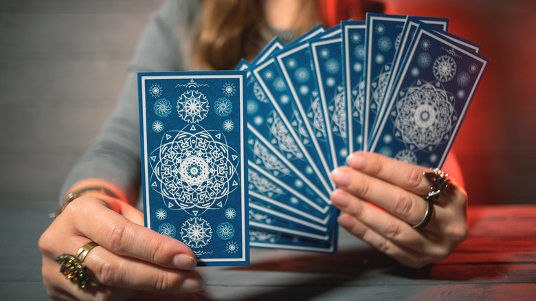 One card tarot reading: What is it and how does it work?