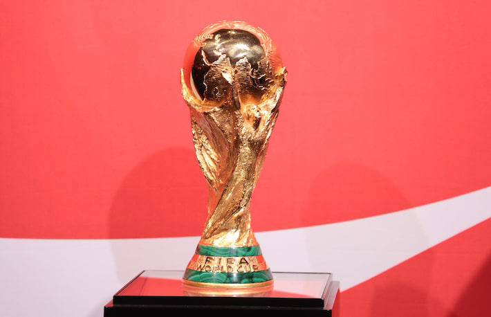 Taça da Copa do Mundo é exposta em São Paulo sob forte esquema de ...
