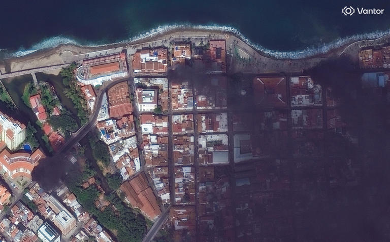 Satellite images show fires, roadblocks, and cars burning in a Costco ...