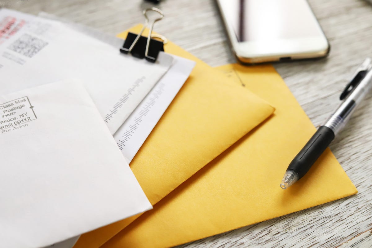 10 things organizers want you to toss from your desk