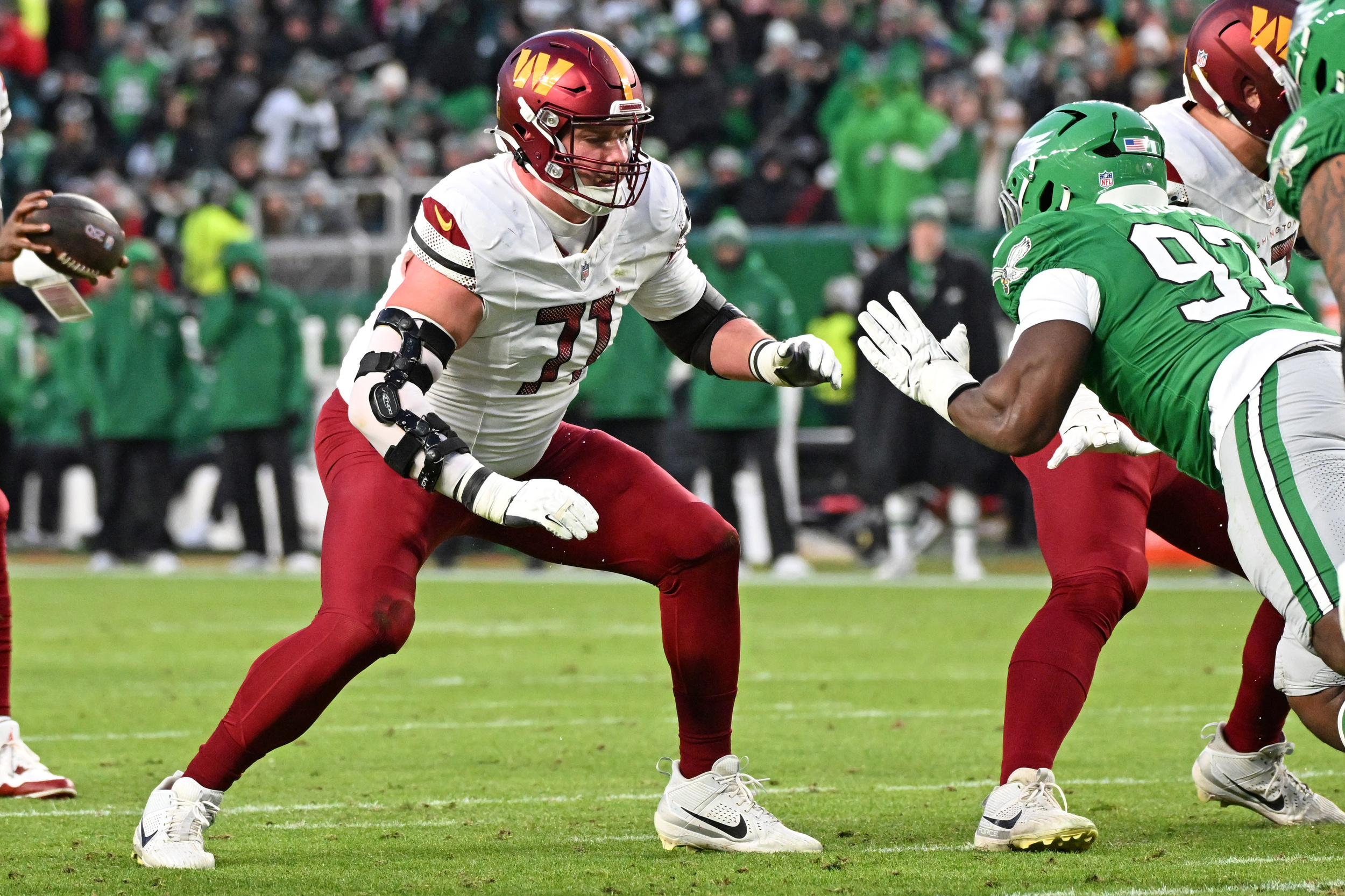 Commanders re-sign OL Andrew Wylie