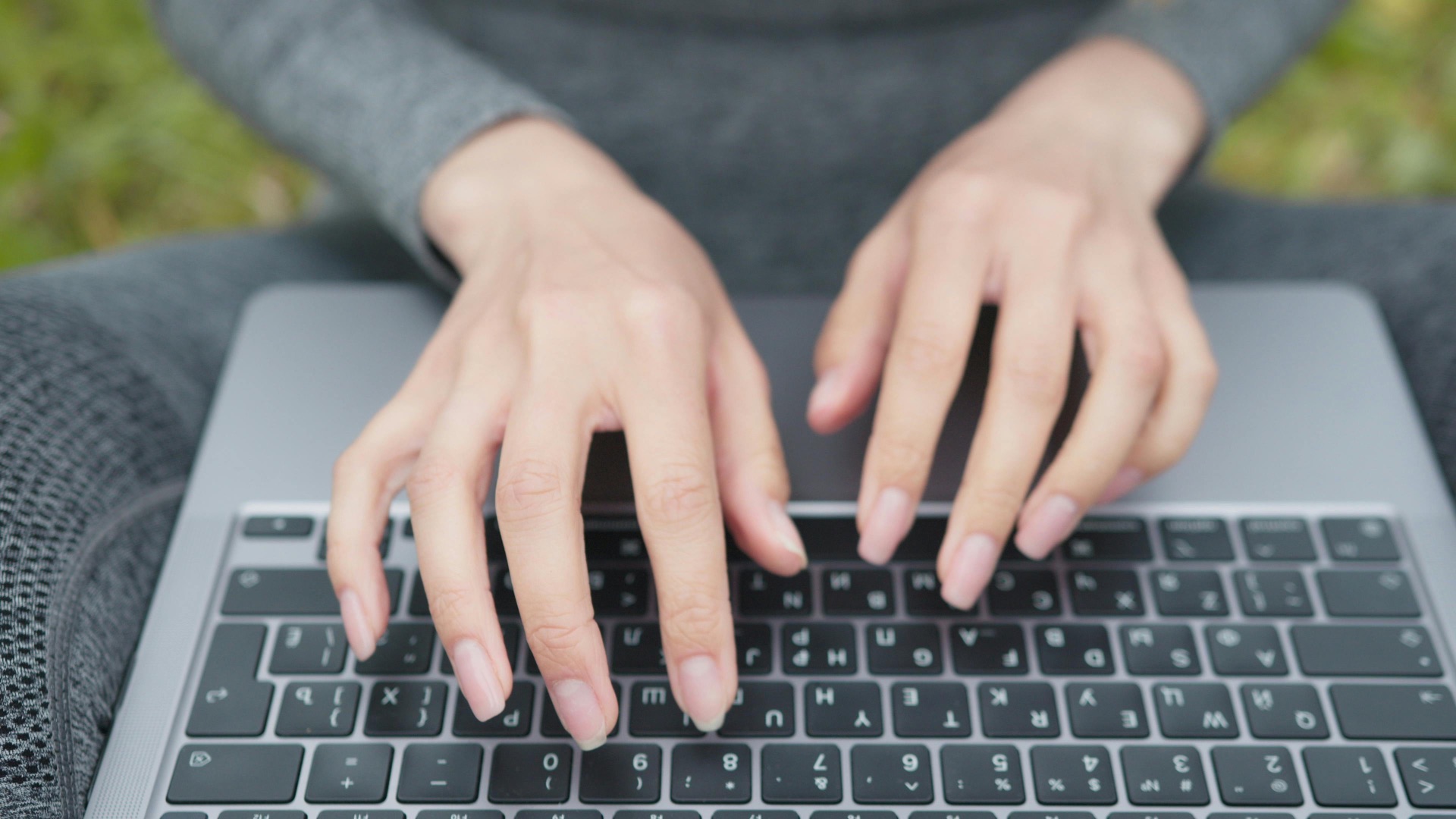 10 things that are harder to do with long nails & 10 that are easier