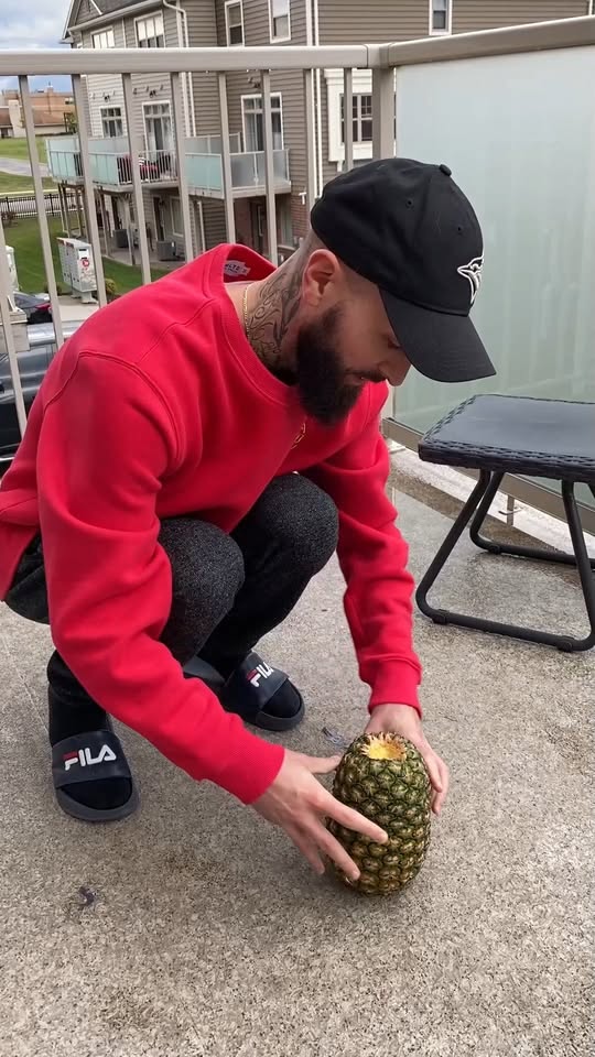 How to easily and safely open a pineapple | Simple cutting guide