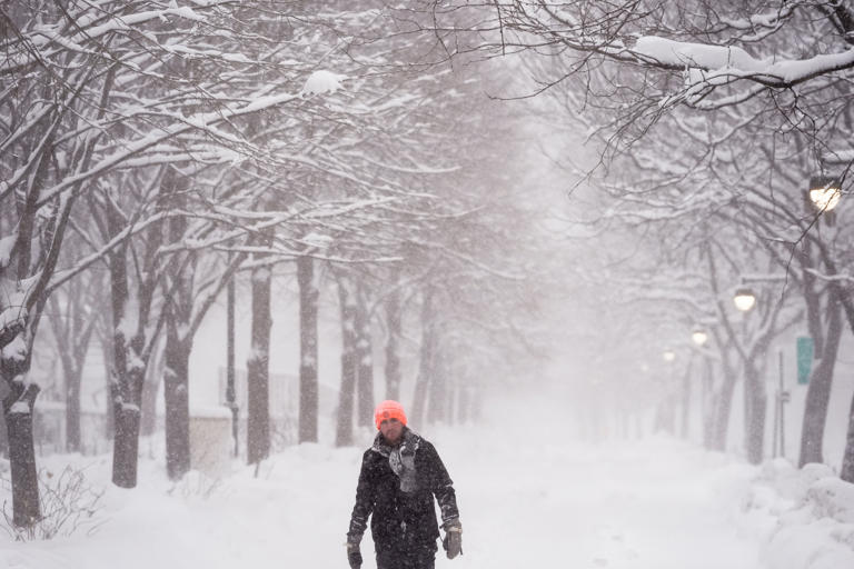 NYPD officers pelted with snowballs while responding to snowball fight