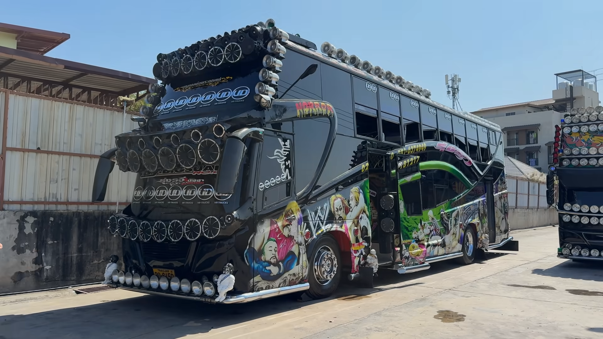 « Même la police les escorte » - Les bus discothèque sur roues