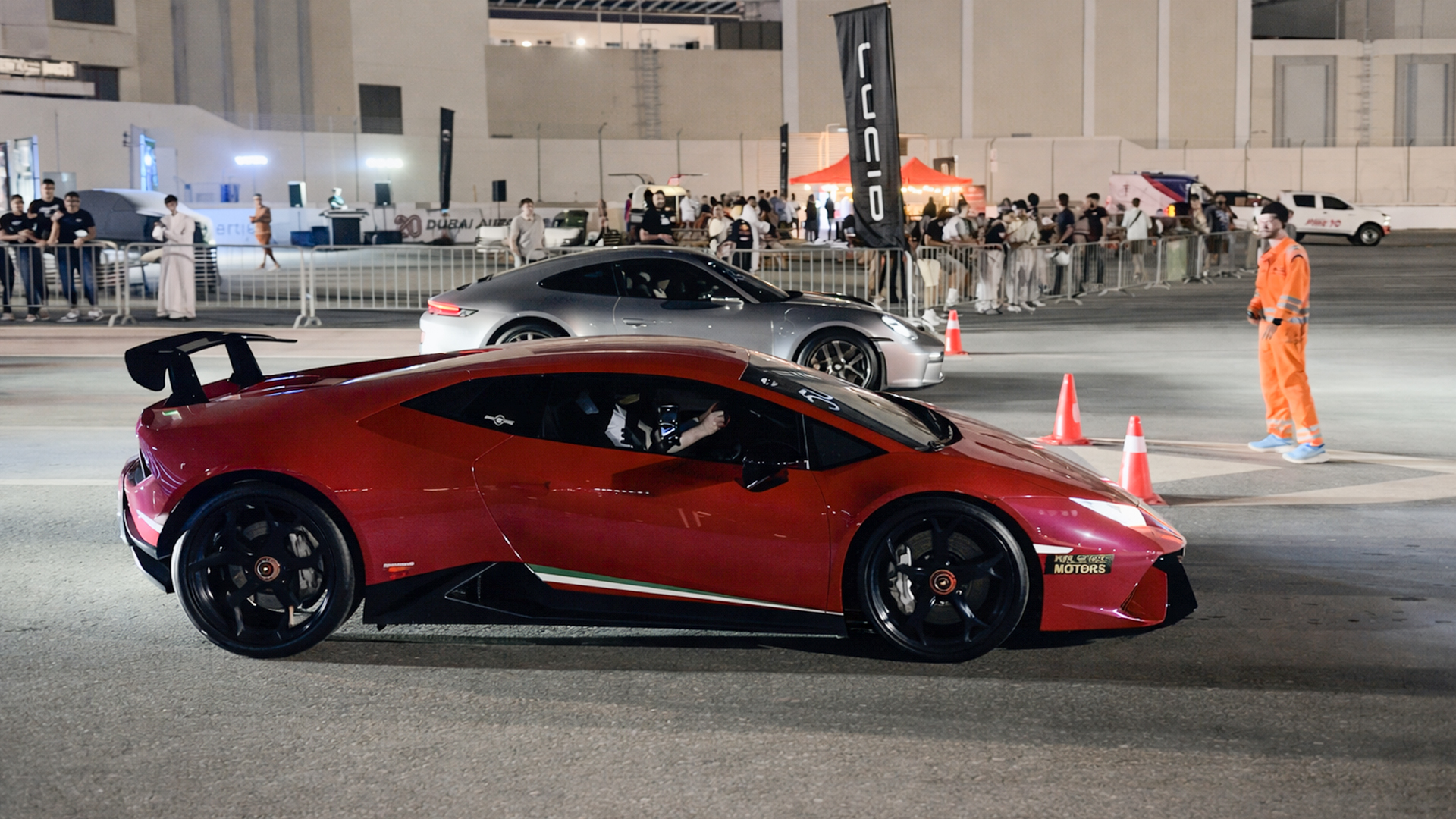 Lamborghini Huracán vs Porsche roll racing at night