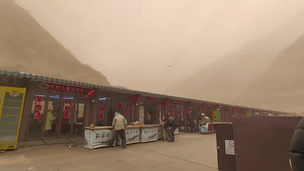 Terrifying sandstorm sweeps northern China