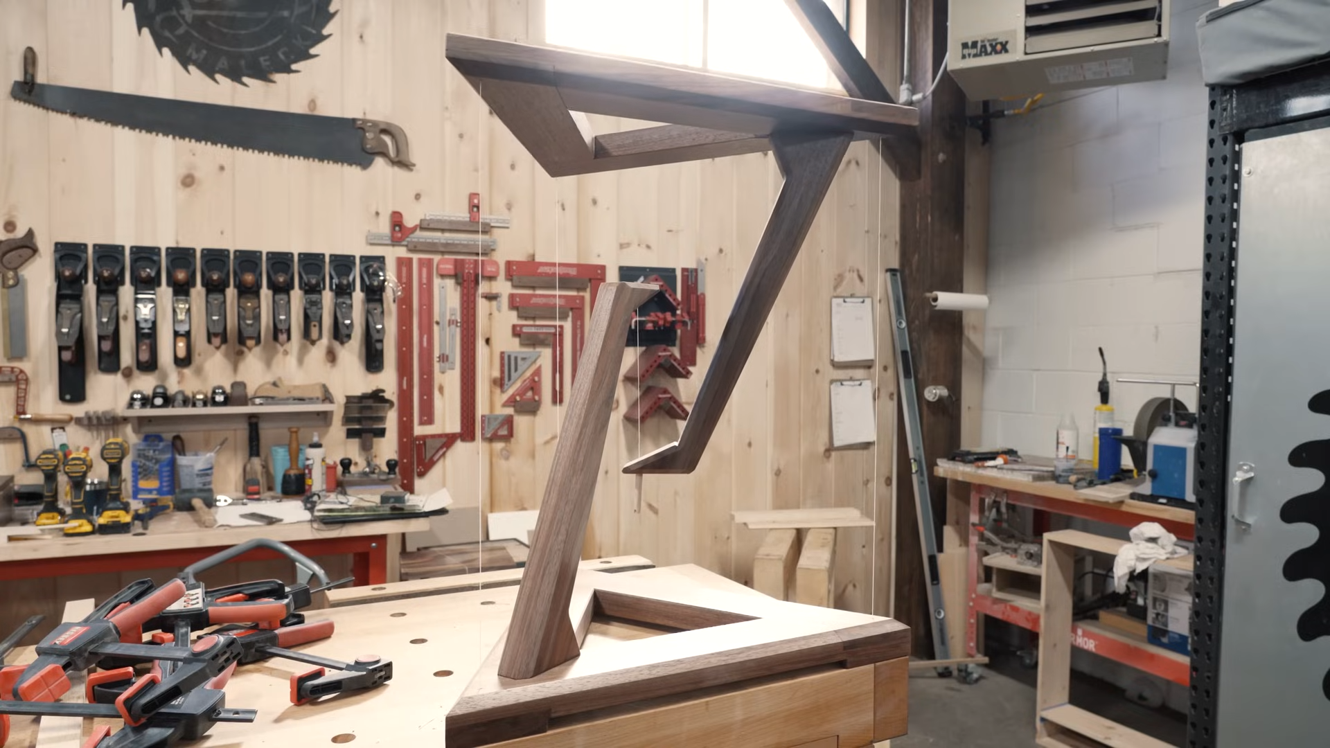 This table has no supports - how is it standing?