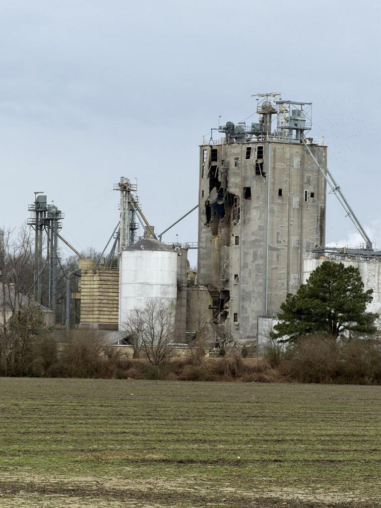 Dramatic photos show damage after 8-story grain tower explodes in North ...