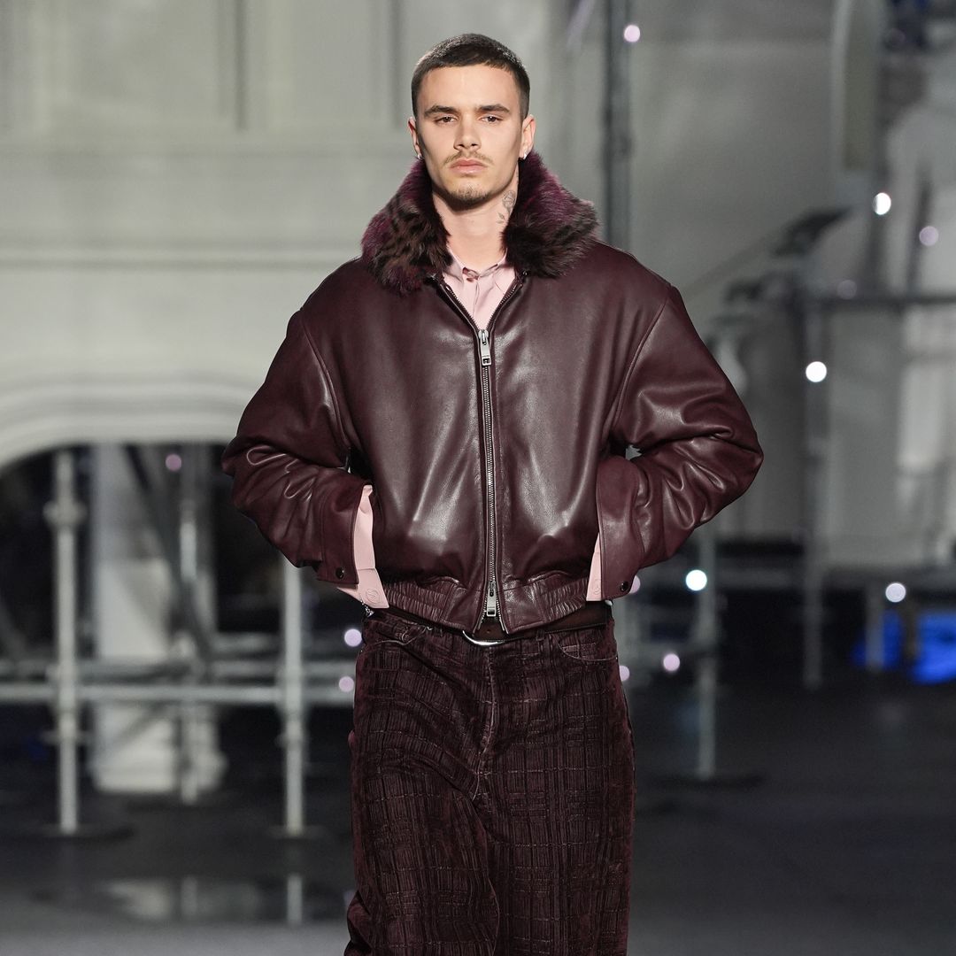 Romeo Beckham cierra el desfile más urbano de Burberry en Londres con ...