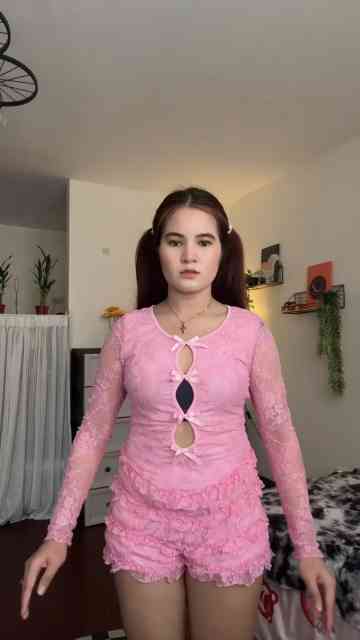 Watch a girl dance like a living doll: Mesmerizing moves!