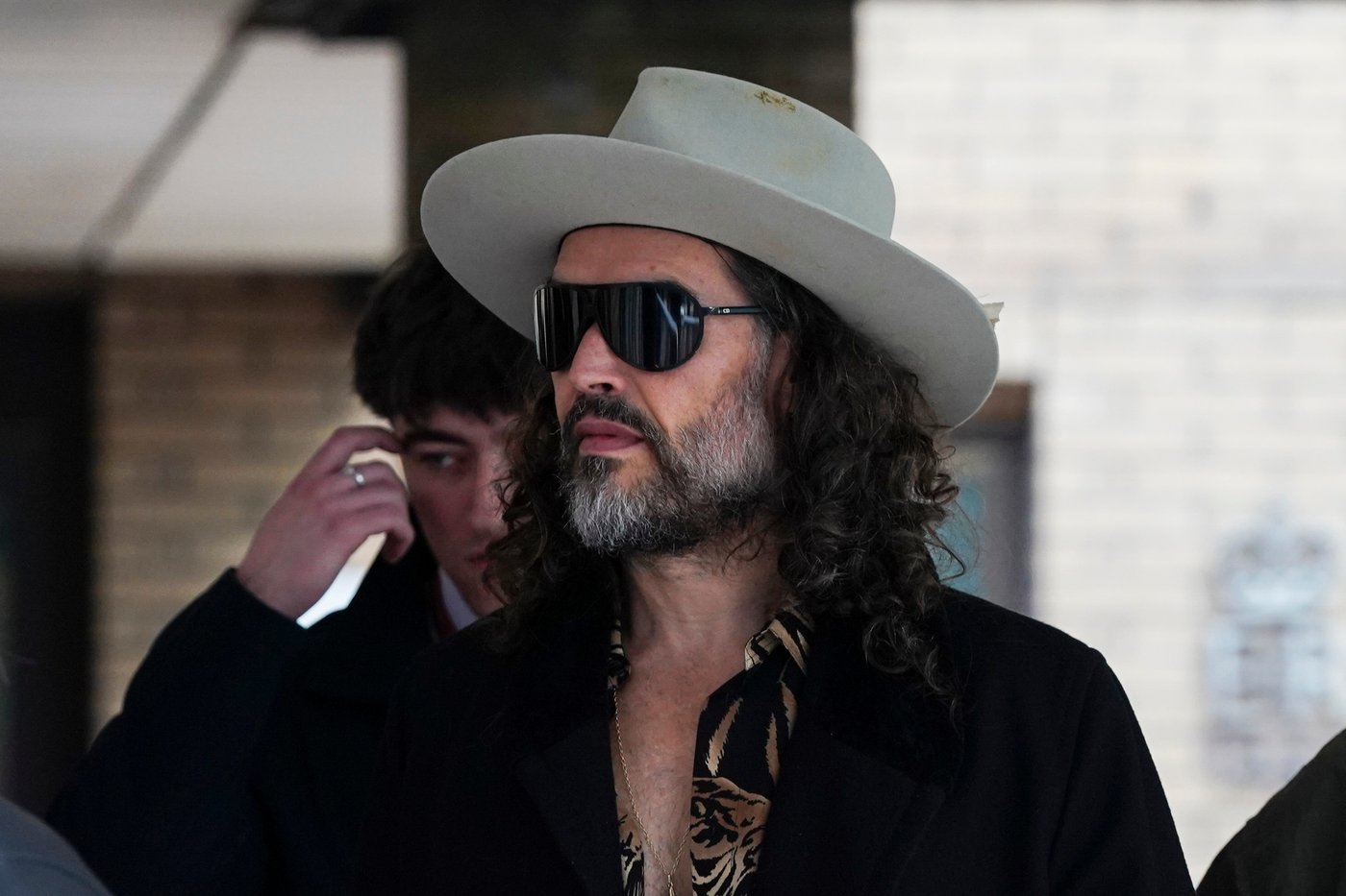 Russell Brand plaide non coupable à des accusations de viol et d ...