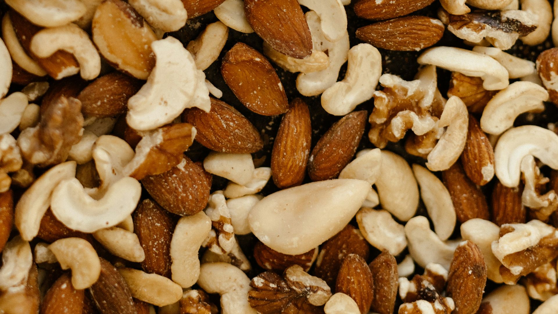 20 snacks that keep your energy steady at work