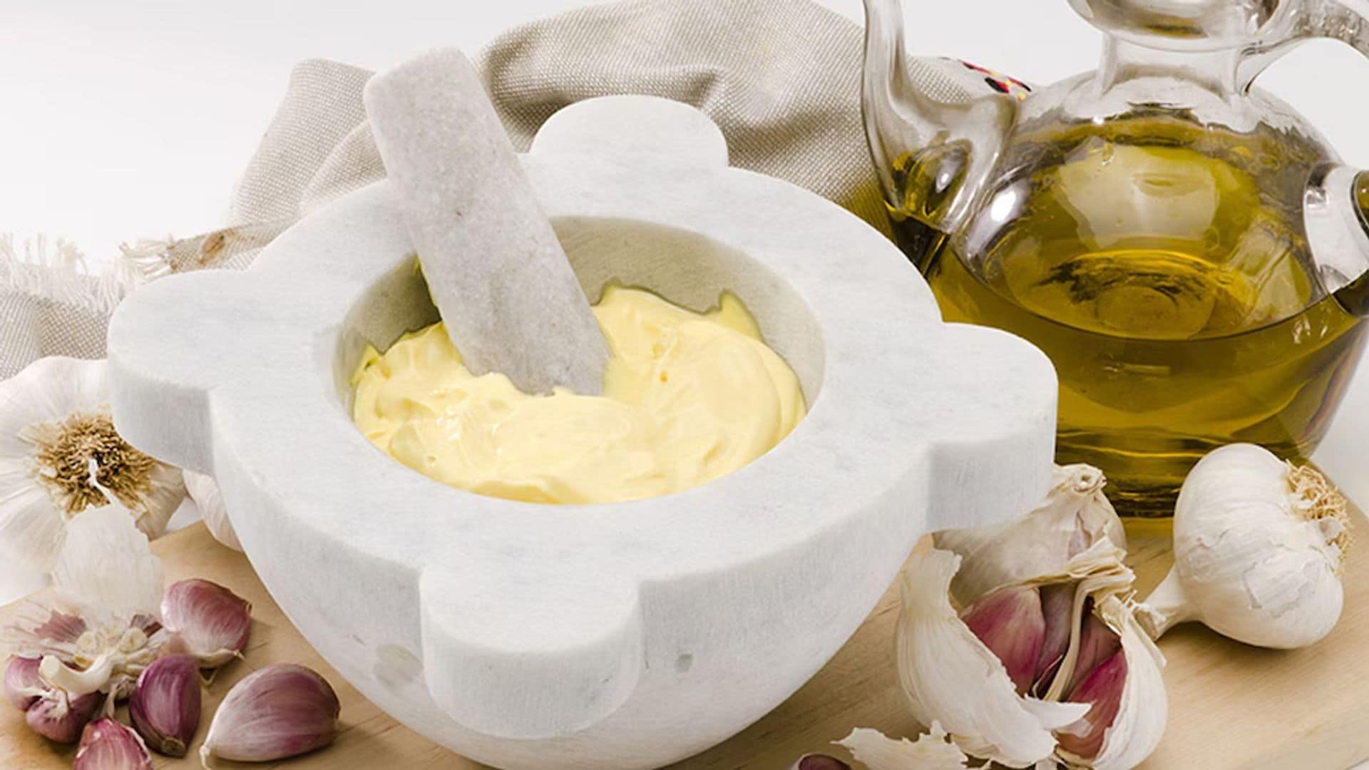 Solo ajo, aceite y sal: la receta más fácil para hacer el mejor alioli ...
