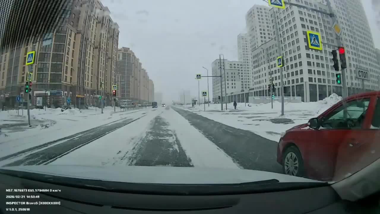 Pedestrian narrowly escapes accident at busy intersection in Tyumen, Russia