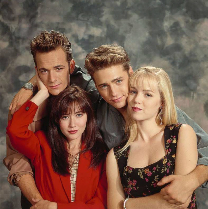 '90210' star gets candid about losing Luke Perry and Shannen Doherty ...