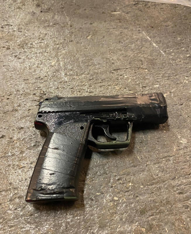 Thug who allegedly pulled fake gun on fed agents has extensive record ...