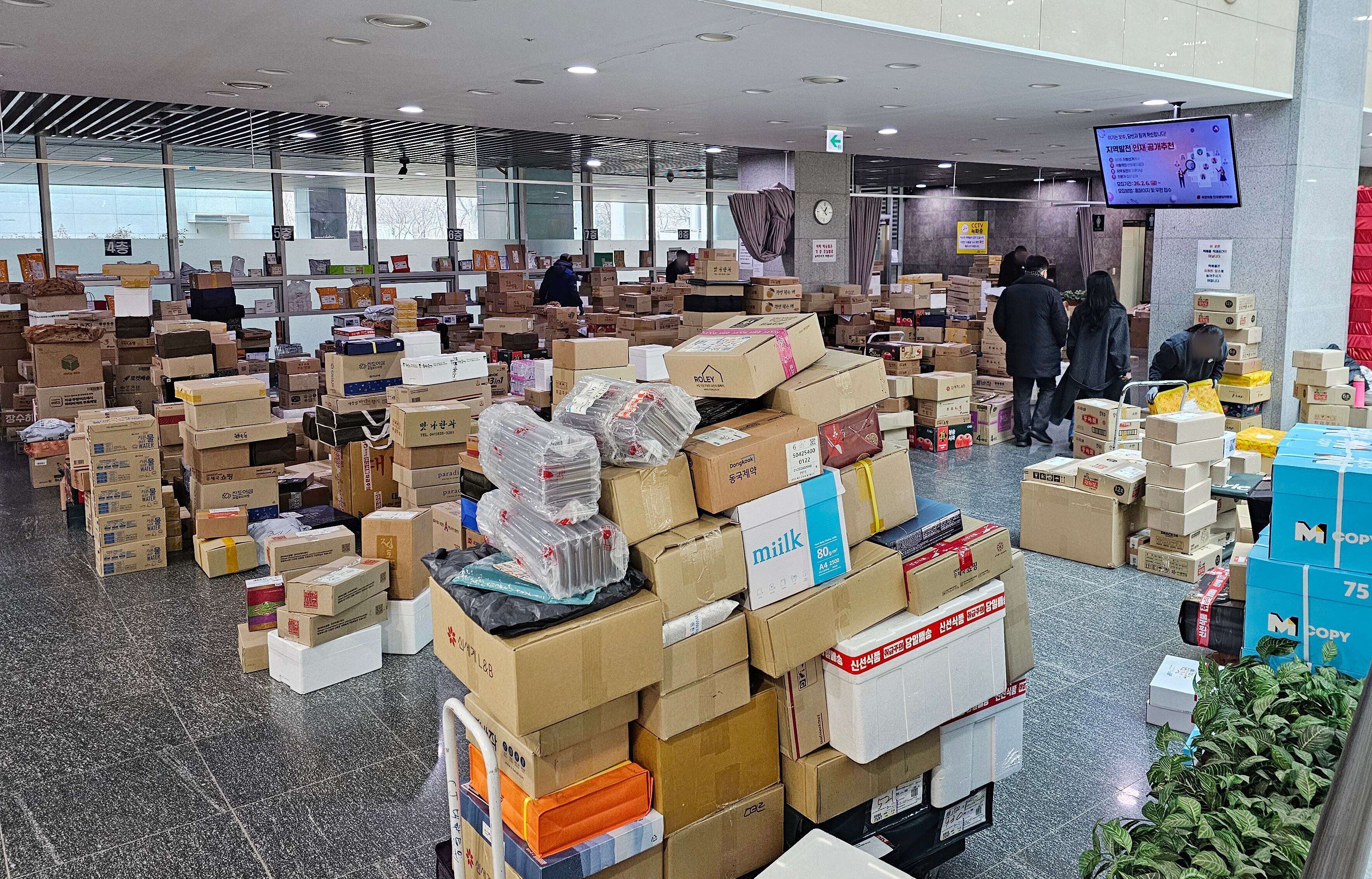 Lunar New Year gifts highlight lawmakers' ethical divide