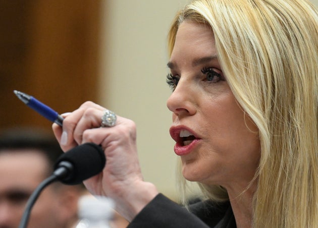 Body language experts broke down Pam Bondi's viral finger-pointing ...