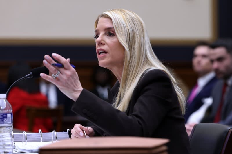 Bondi calls Raskin a 'washed up, loser lawyer'
