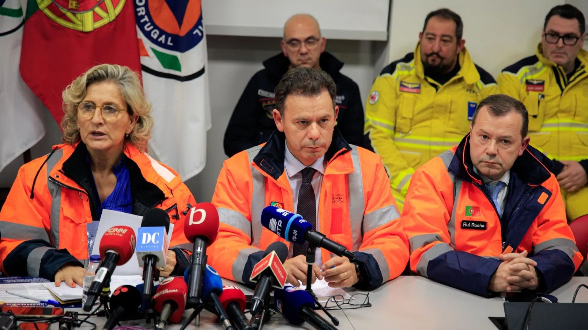 Ao minuto: "Vigilância total"; troço da A1 ruiu (onde dique rebentou)