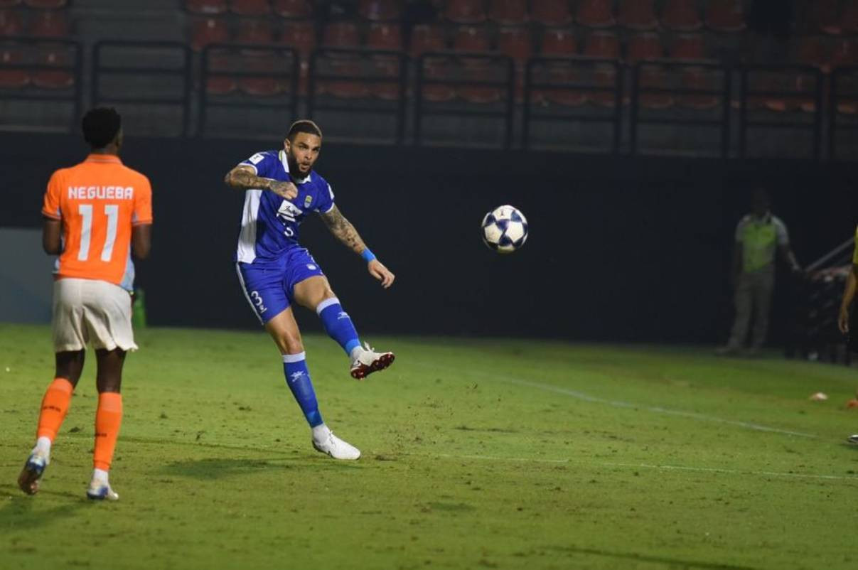 2 kalimat pelatih Persib soal debut Kurzawa dan Castel
