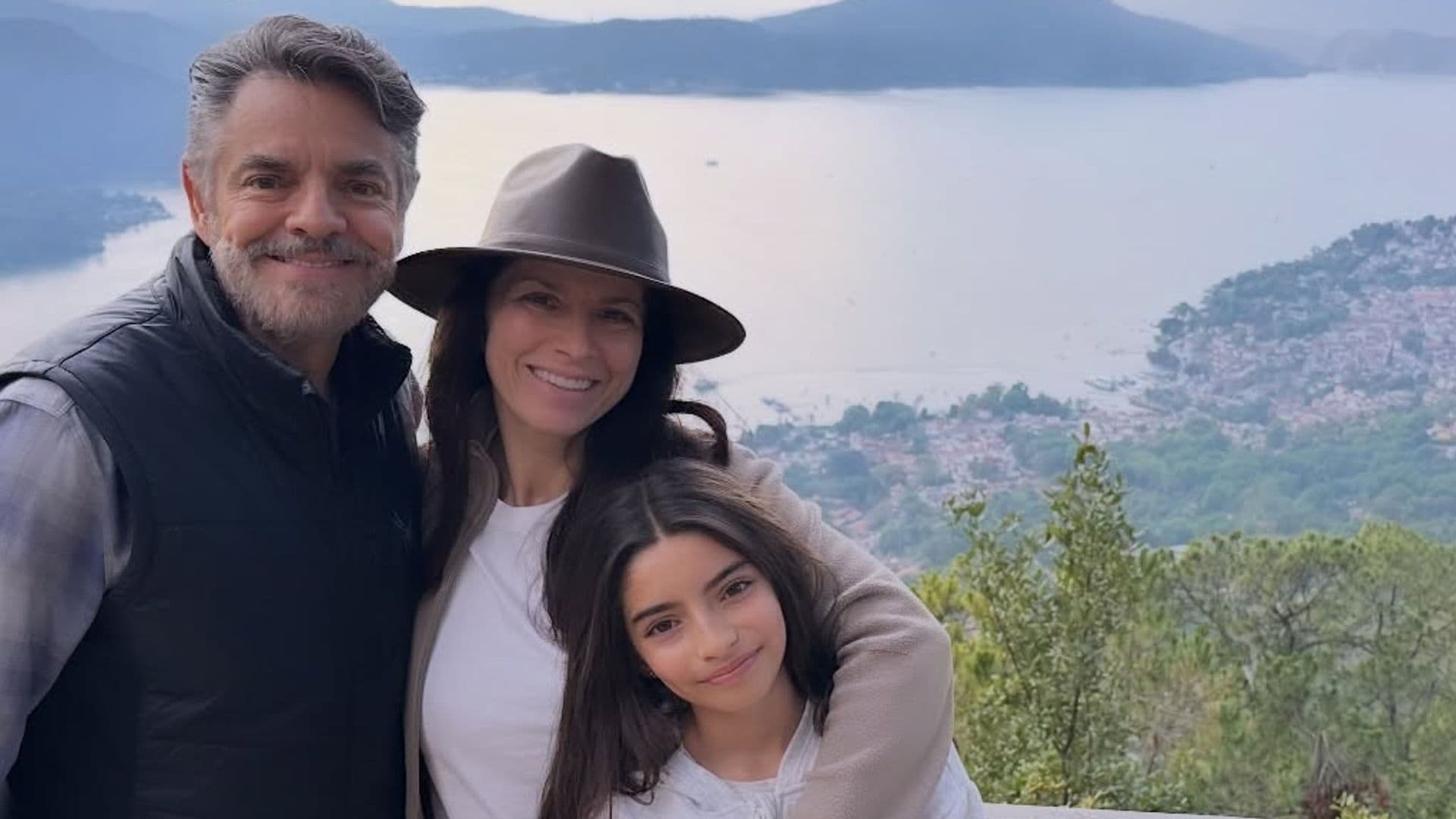 Alessandra Rosaldo y Eugenio Derbez se divierten como niños en una ...