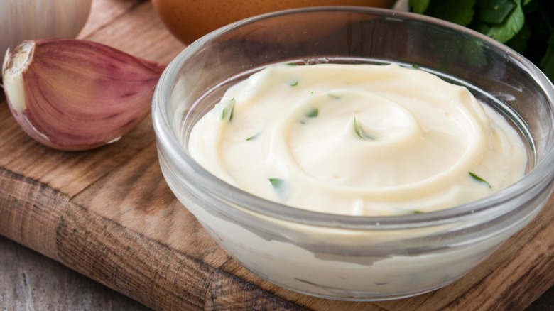 What's the difference between remoulade and aioli?