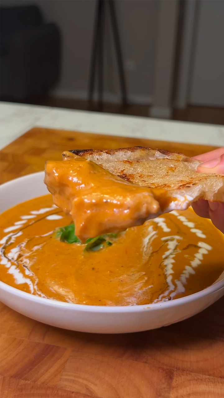 Simple creamy vegan roasted tomato and pepper soup